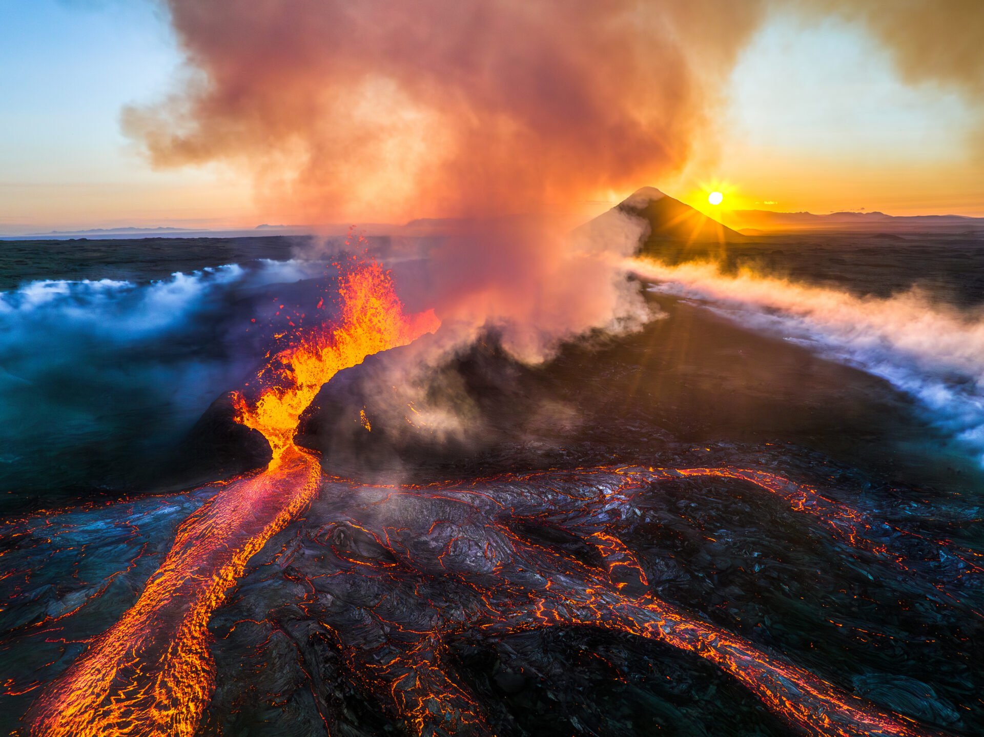 Amazing footage of the volcanic eruption - Photographing Iceland